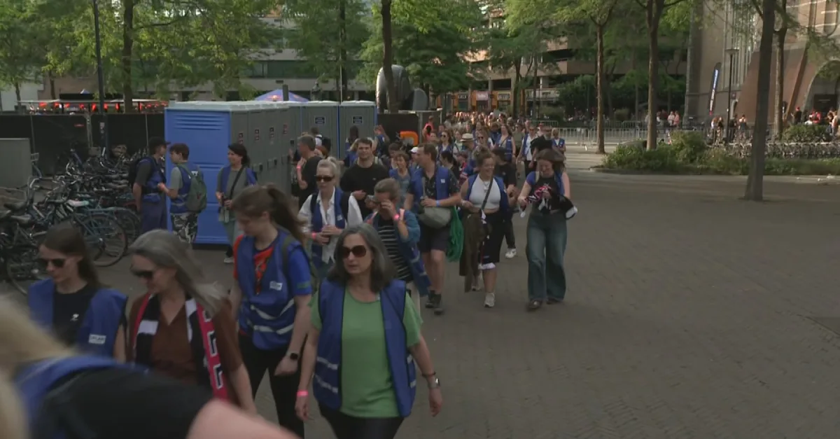 Grote mars tegen seksueel geweld in Rotterdam levert recordbedrag op ...