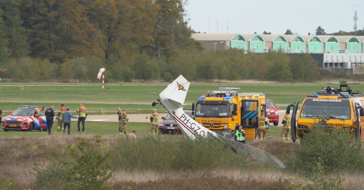 Vliegtuigje slaat over de kop bij landing op vliegbasis Gilze-Rijen ...