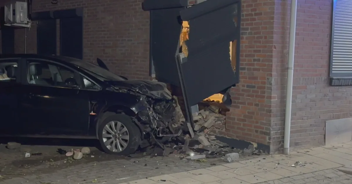 Auto rijdt woning binnen in Kerkrade, twee gewonden naar ziekenhuis ...