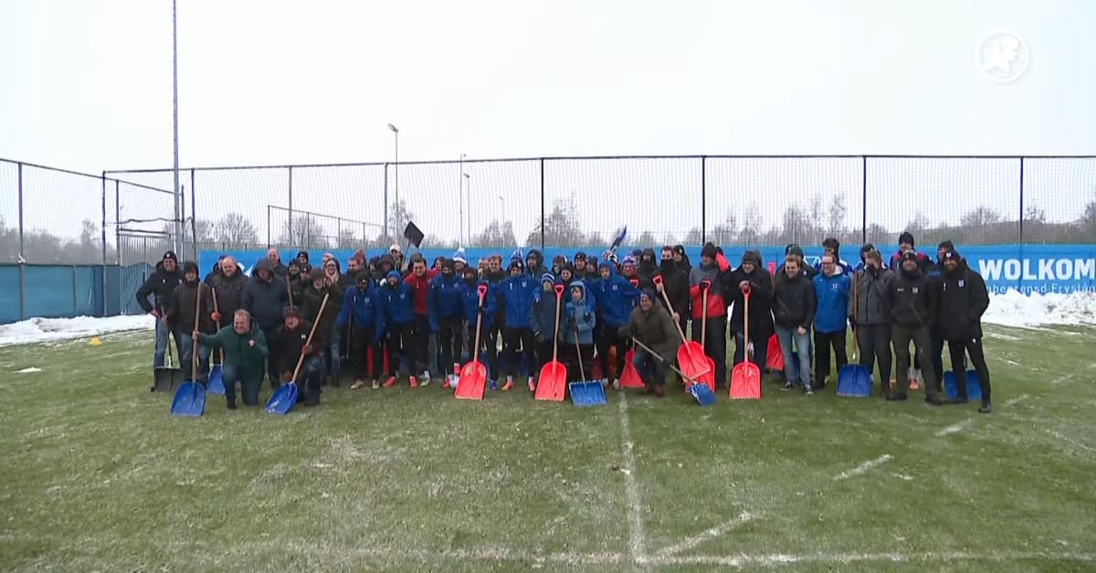 Supporters maken trainingsvelden Sc Heerenveen schoon van sneeuw: 'Met ...