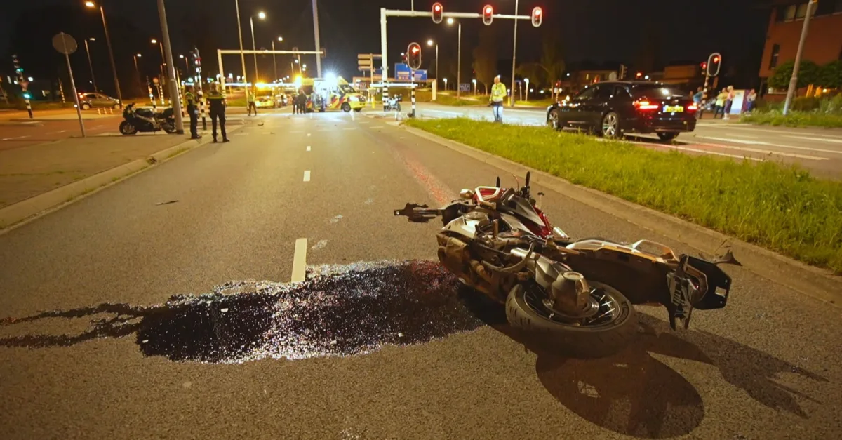 Dronken automobilist rijdt motorrijder aan en slaat daarna op de vlucht ...
