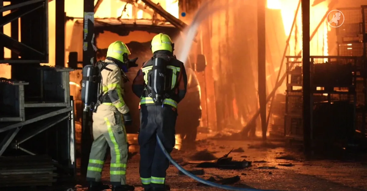 Asbest vrijgekomen bij grote brand in loods in Zutphen