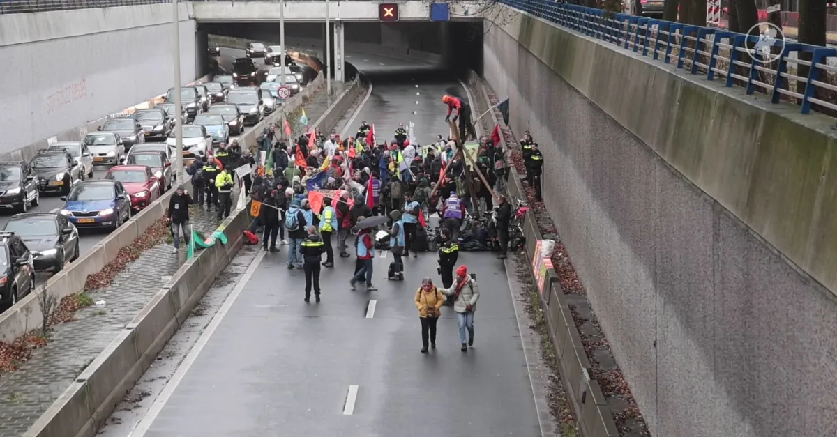 XR-activisten bezetten onaangekondigd A12 in Den Haag, 107 aanhoudingen ...