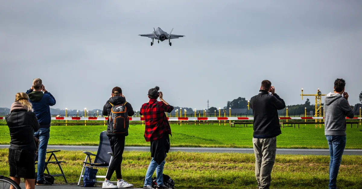 Ze zien ze nu al vliegen: spotters verwelkomen Ramstein-vliegtuigen ...