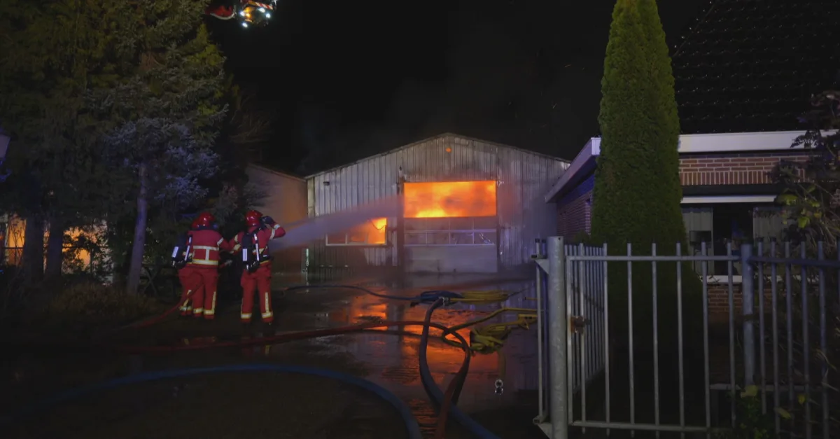 NL-Alert om veel rook bij grote grote brand in loods | Hart van Nederland