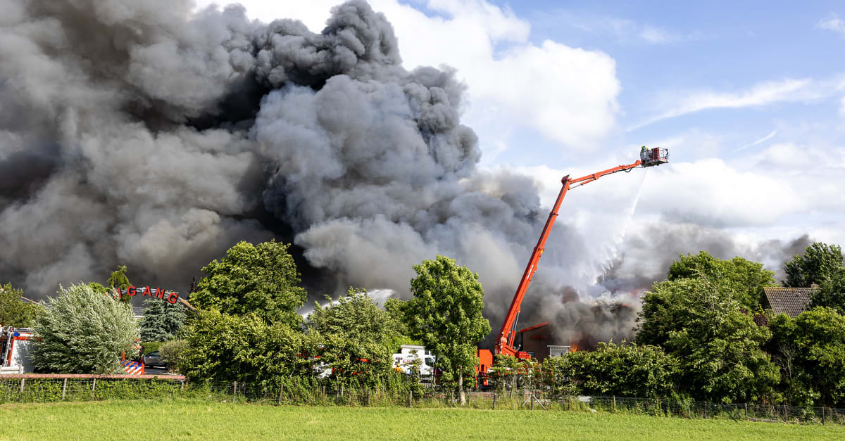 Enorme rookwolken bij brand in Zwaanshoek, NL-Alert verstuurd | Hart ...