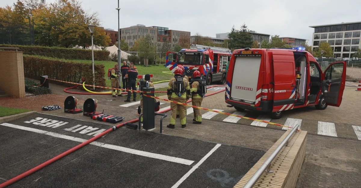 Parkeergarage en omliggende gebouwen ontruimd door grote brand ...
