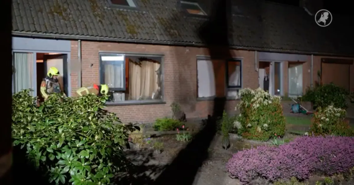 'Ravage door explosie: ramen kapot en gordijnen in brand bij moeder en ...