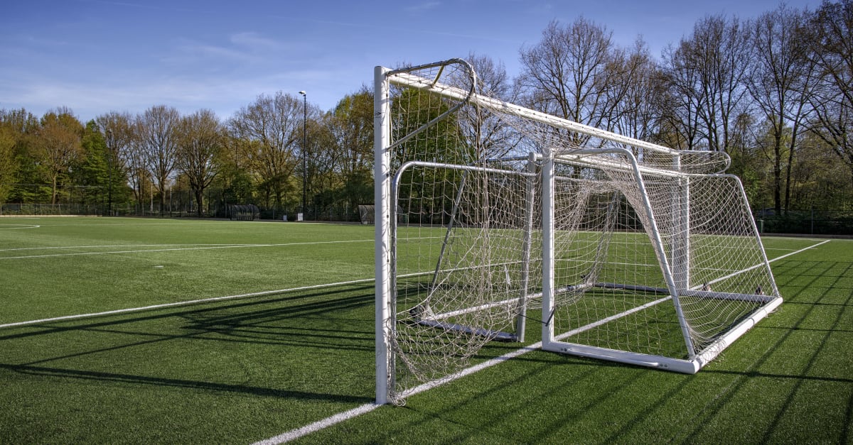 Twee mensen (17 en 48) opgepakt na mishandeling jonge voetballers in ...