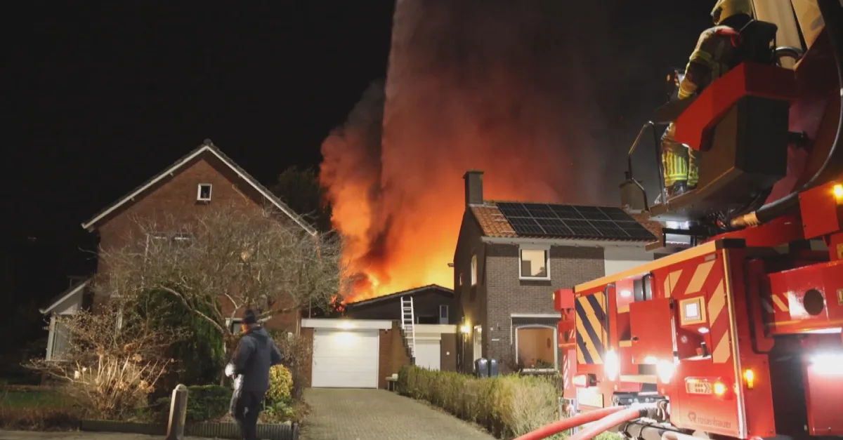 Zeventien oldtimers en boot verwoest door grote brand in loods Franeker ...