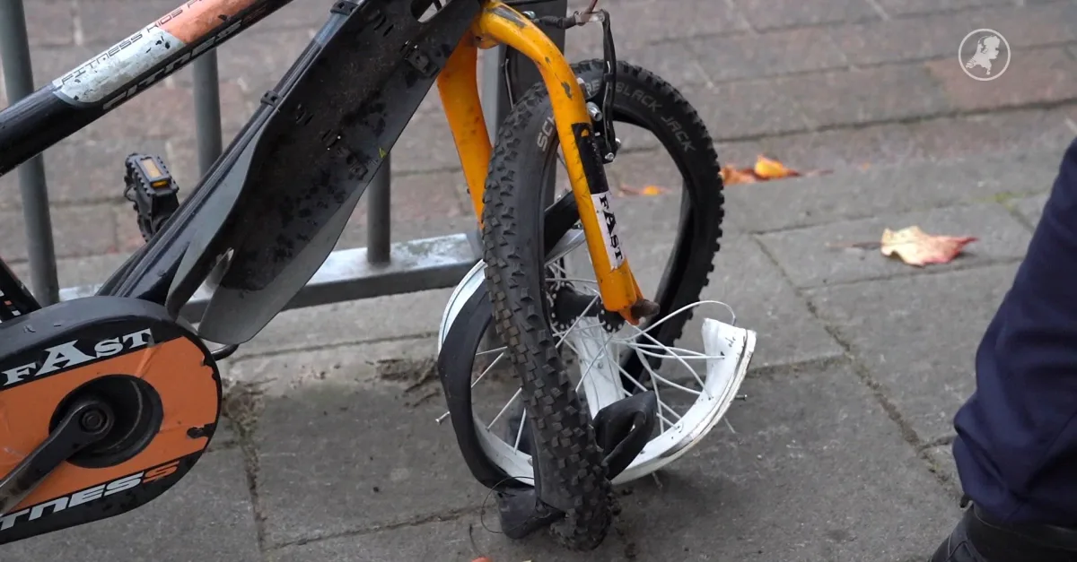 Jong meisje ontsnapt aan gruwelijk drama, fiets aan gort gereden door trein