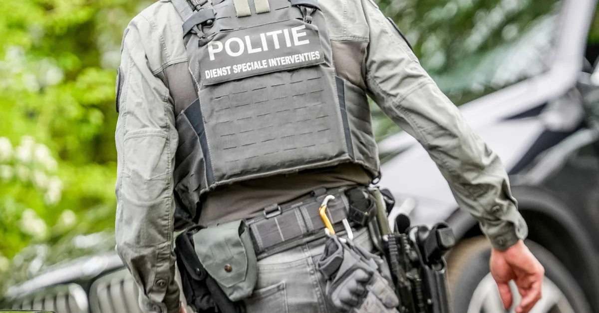 Politie ontdekt wapens, explosieven en nagemaakte uniformen bij inval ...