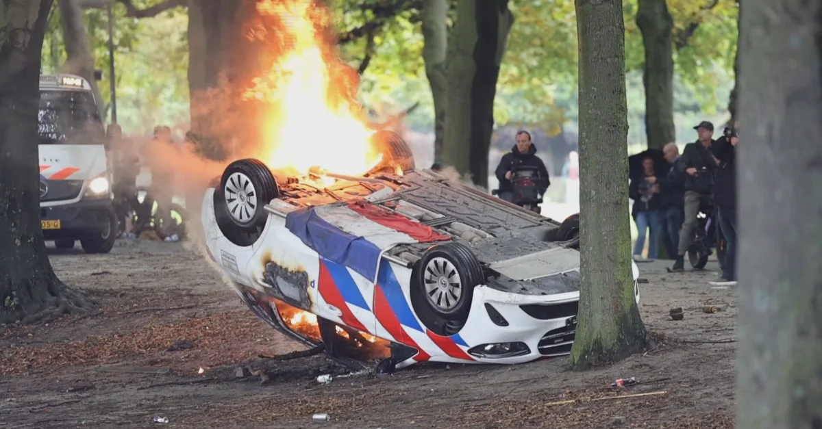 2 jaar cel geëist tegen man die politieauto in brand stak bij rellen ...