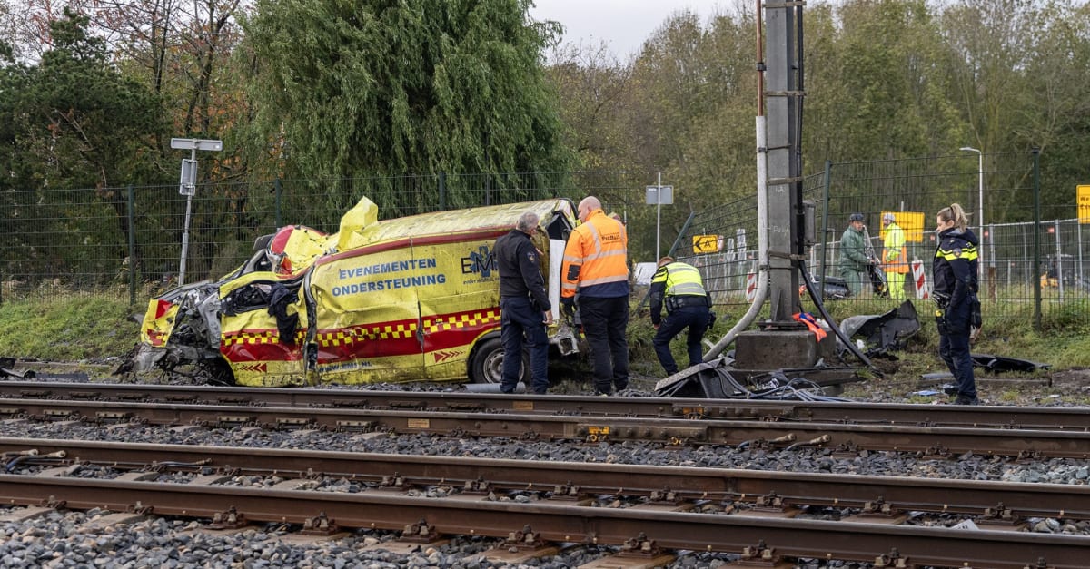 Passagierstrein botst op ambulance bij Halfweg, 200 passagiers ...