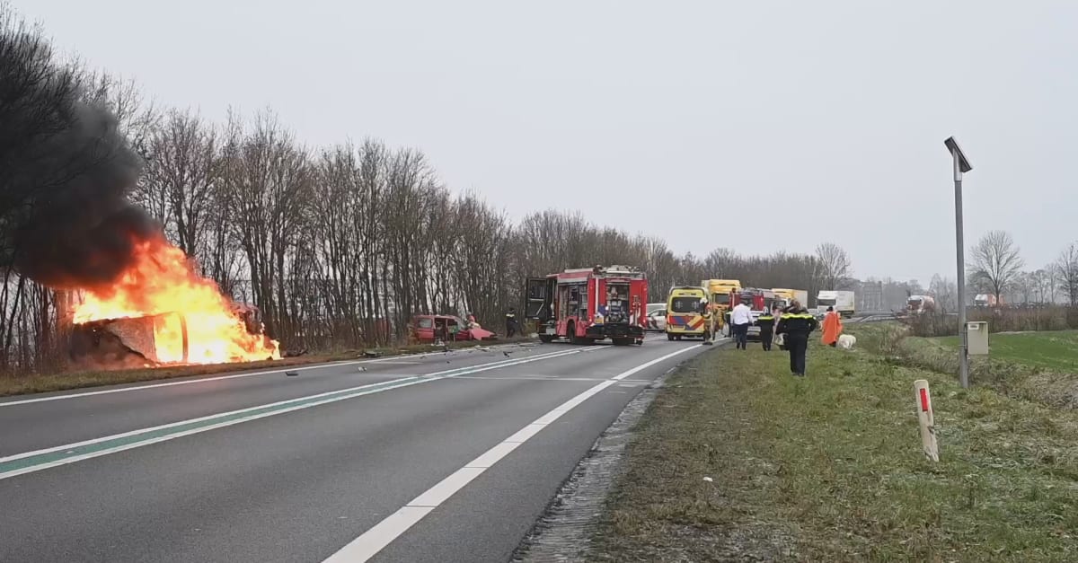 Busje vliegt in brand na botsing met auto op N36 bij Vriezenveen | Hart van Nederland