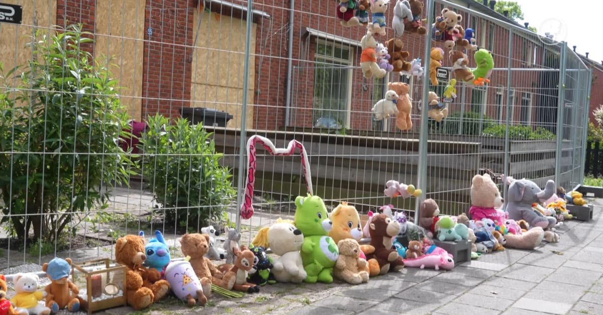 Knuffels neergelegd bij woning Stadskanaal na mishandelingszaak