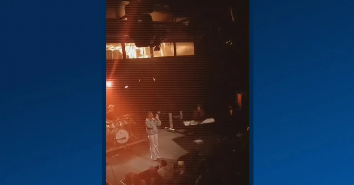 ZIEN: Bandleden TikTok-ster zien niet dat boven hen vuur om zich heen ...