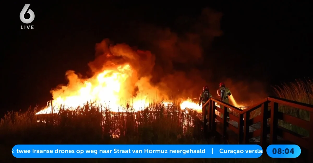 Steiger verwoest bij felle brand in Emmeloord