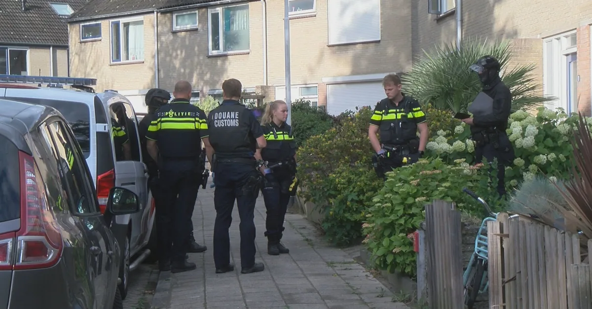 Grote inval in Zeeuwse woning: dozen vol vapes, geld en nepmerkkleding ...