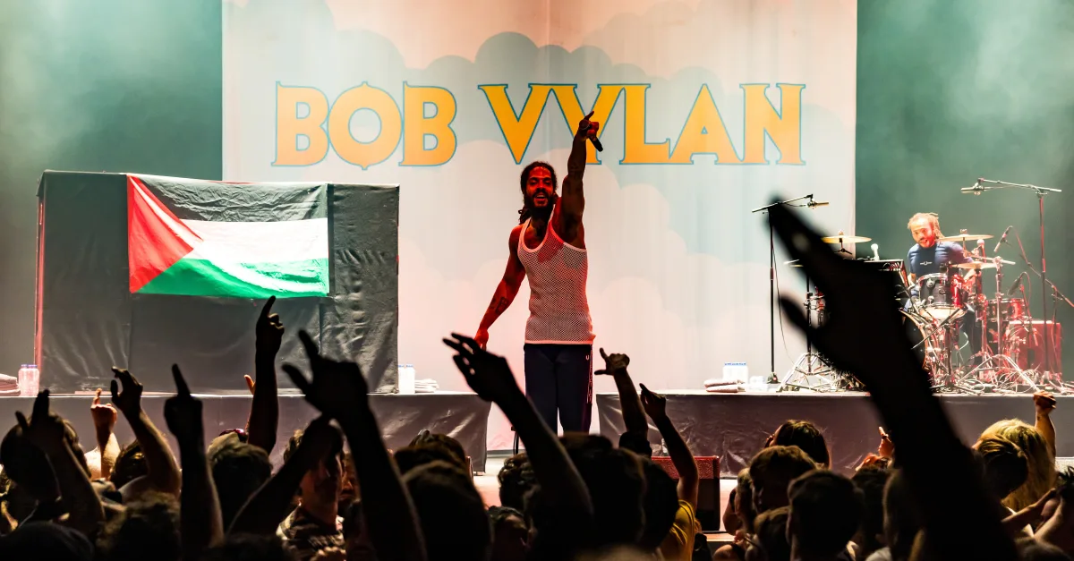 Publiek roept ‘Death to IDF’ bij concert Bob Vylan in Nijmegen, zanger ...