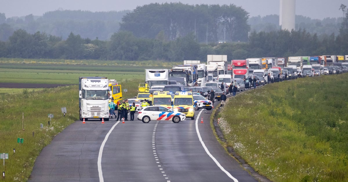 Motorrijder overlijdt bij aanrijding op A6 bij Lelystad, auto over de ...