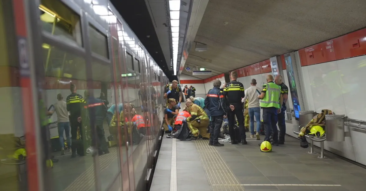 Man komt met been tussen rijdende metro en perron in Rotterdam | Hart ...