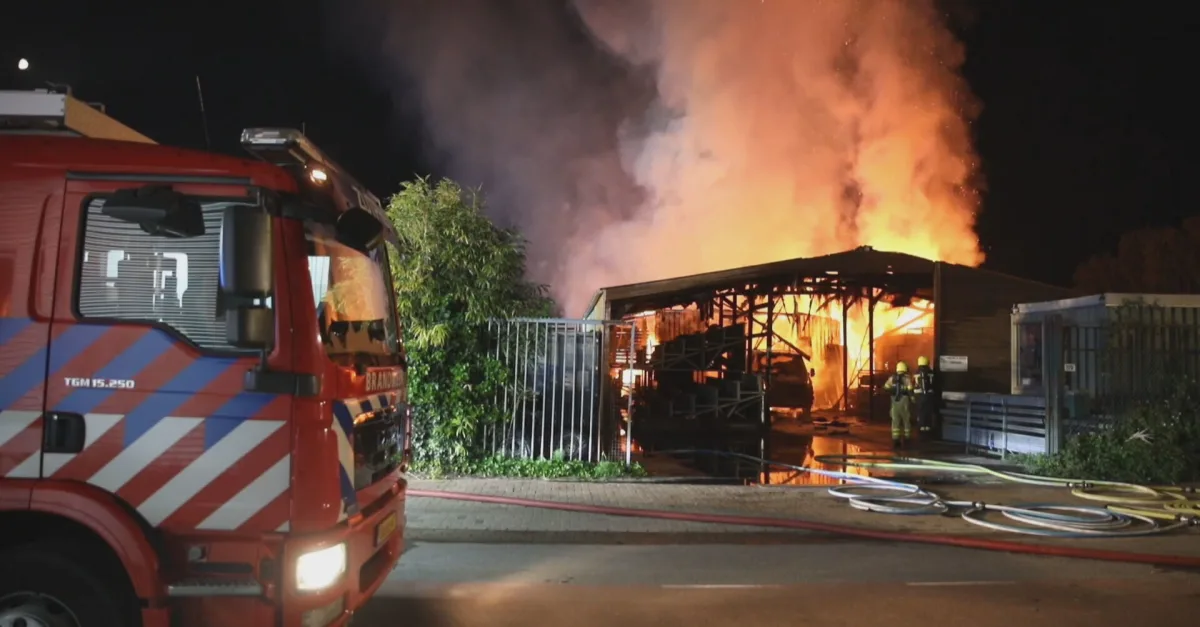 Asbest vrijgekomen bij grote brand in loods Zutphen | Hart van Nederland