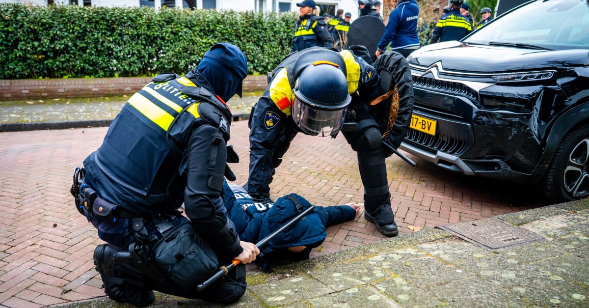 Man die agent sloeg bij protest Den Haag krijgt vier maanden cel | Hart ...