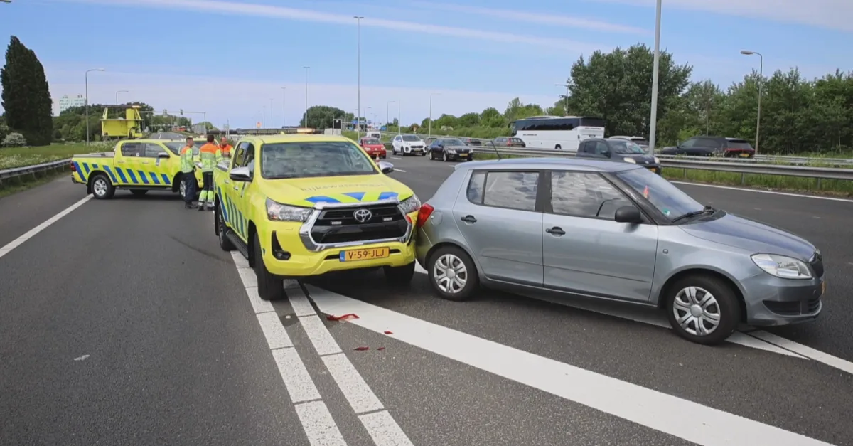 Twee aanhoudingen na ongeval met auto van weginspecteur op A13 | Hart ...