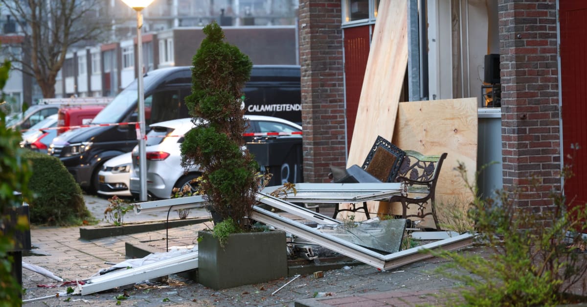 Explosie blaast complete gevel uit woning Leeuwarden | Hart van Nederland