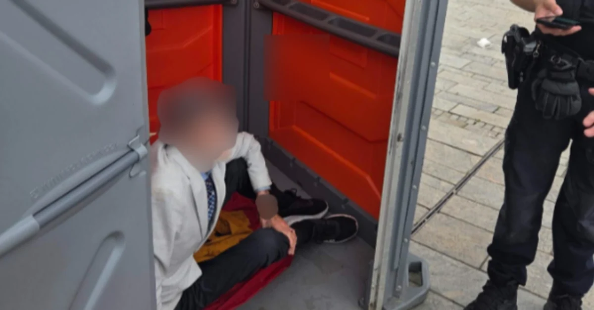 Man raakt opgesloten nadat hij overnacht in dixi in Almere | Hart van ...