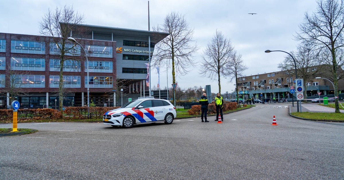 ROC in Lelystad ontruimd om verdachte situatie, politie zet omgeving af ...