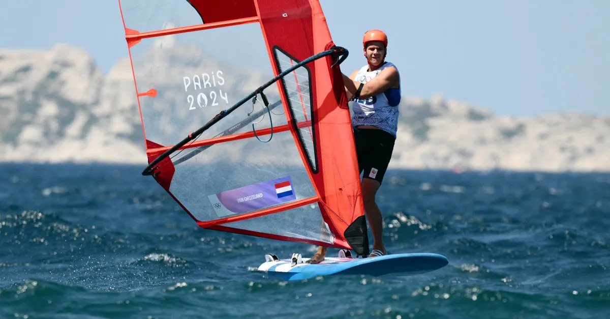 Windsurfer Luuc van Opzeeland pakt bronzen plak tijdens finale Foilen ...