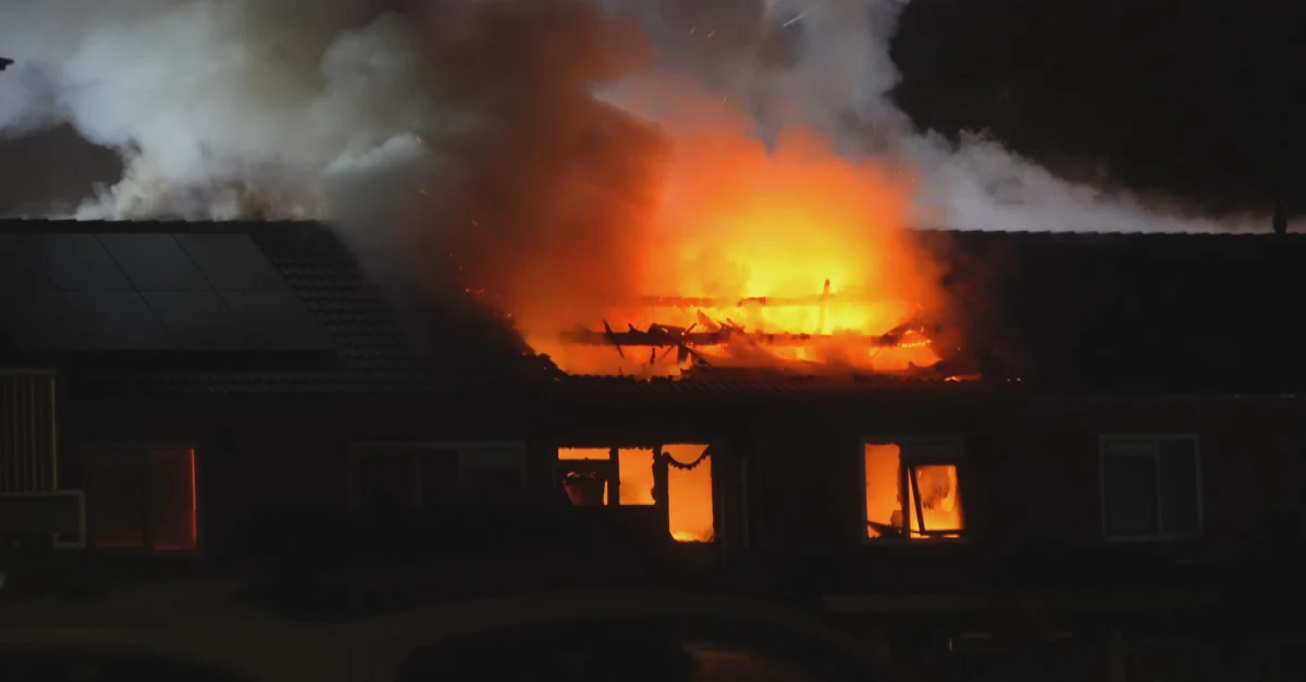 Grote brand in rijtjeshuis Coevorden, vuur slaat over naar naastgelegen ...