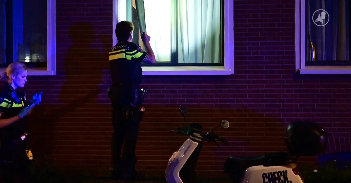 Man neergestoken in woning Den Haag, dader mogelijk via raam binnen ...