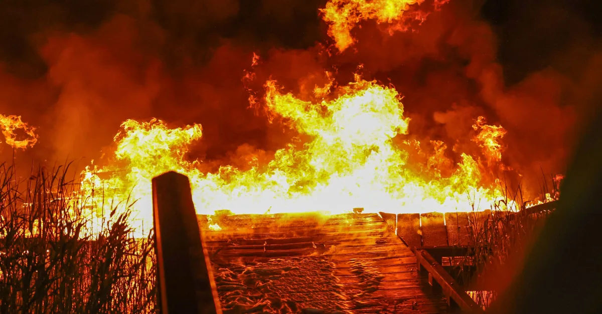 Felle brand verwoest steiger bij recreatieplas in Emmeloord | Hart van ...