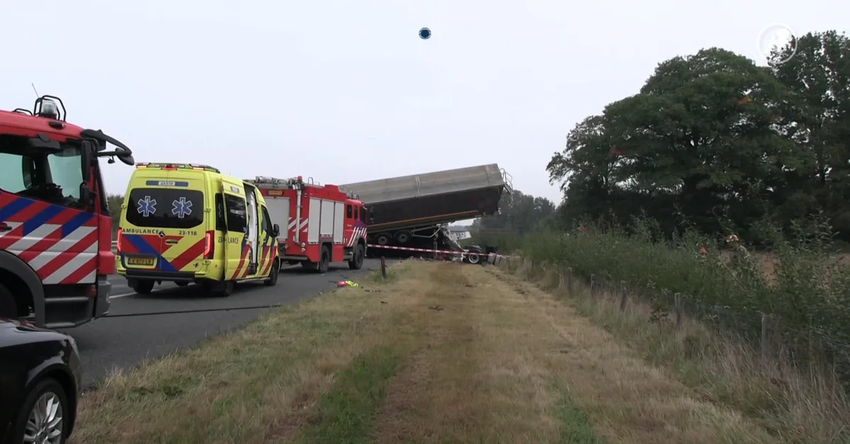 Dodelijk ongeval met vier vrachtwagens op A73 in Limburg