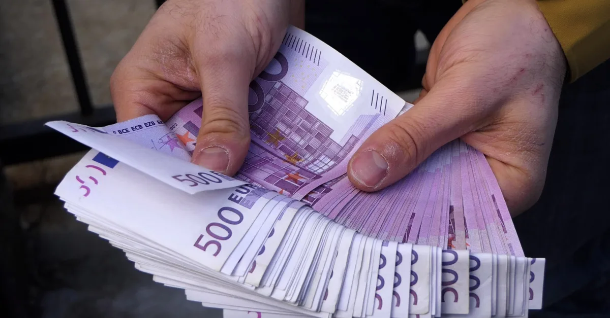 Vals geld in handen? Dit kun je doen | Hart van Nederland