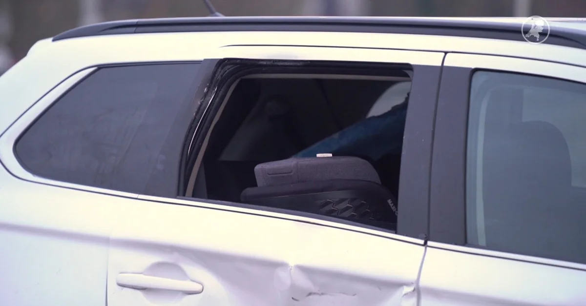 Motorrijder knalt in zijkant auto met baby erin, moeten allebei naar ...