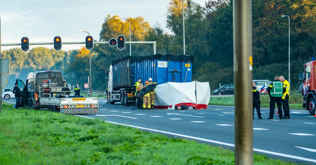 Automobilist komt om het leven bij botsing met vrachtwagen in Lelystad | Hart van Nederland