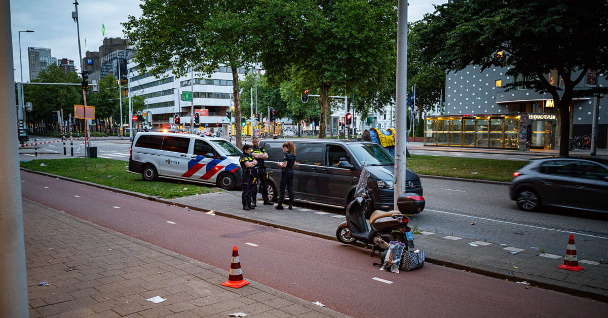 Twee agenten in been gestoken bij fouilleren man in centrum Rotterdam ...