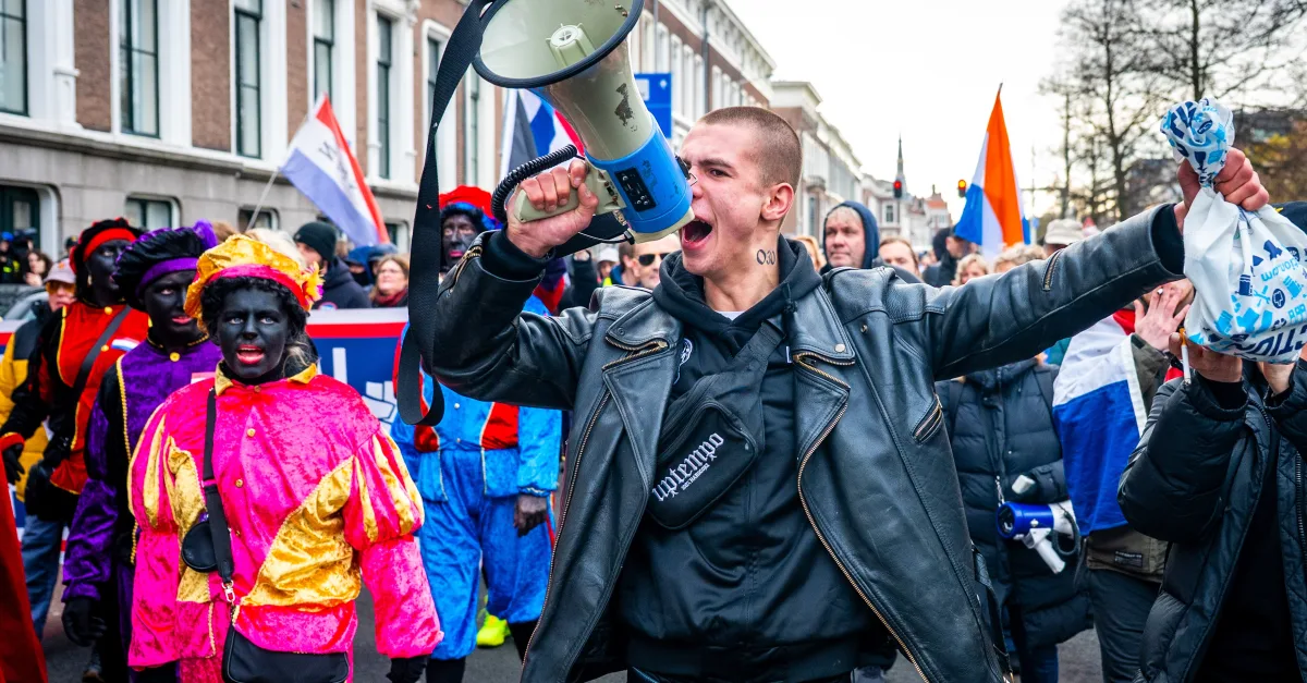 Zwarte Pieten en Prinsenvlaggen bij demonstratie in Den Haag | Hart van ...