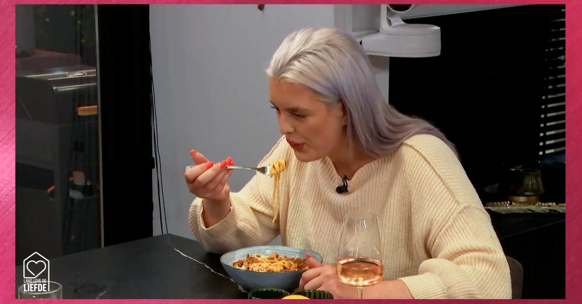 Lang Leve de Liefde: Mike moet overgeven van het eten van Emily