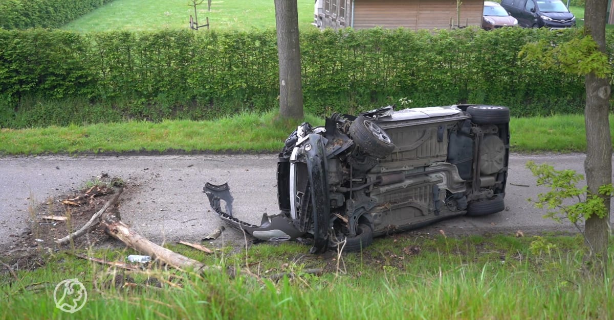Hart van Nederland - Late Editie: Auto ramt boom en vliegt van talud ...