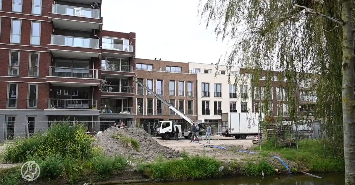 Hart van Nederland - Late Editie: Verhuizer zwaargewond na val van verhuislift