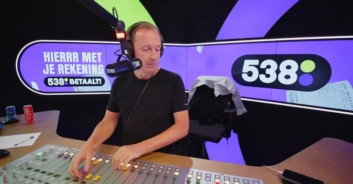 Radio 538: Stamtafel Evers & co. over Bolle Jos en 'Johan Derksen' met een nummer over Wilfred ...