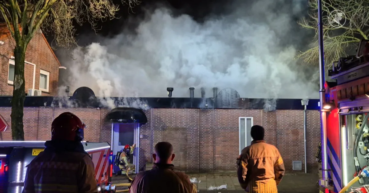 Hart van Nederland - Late Editie: Veel rook bij brand in Zaandam