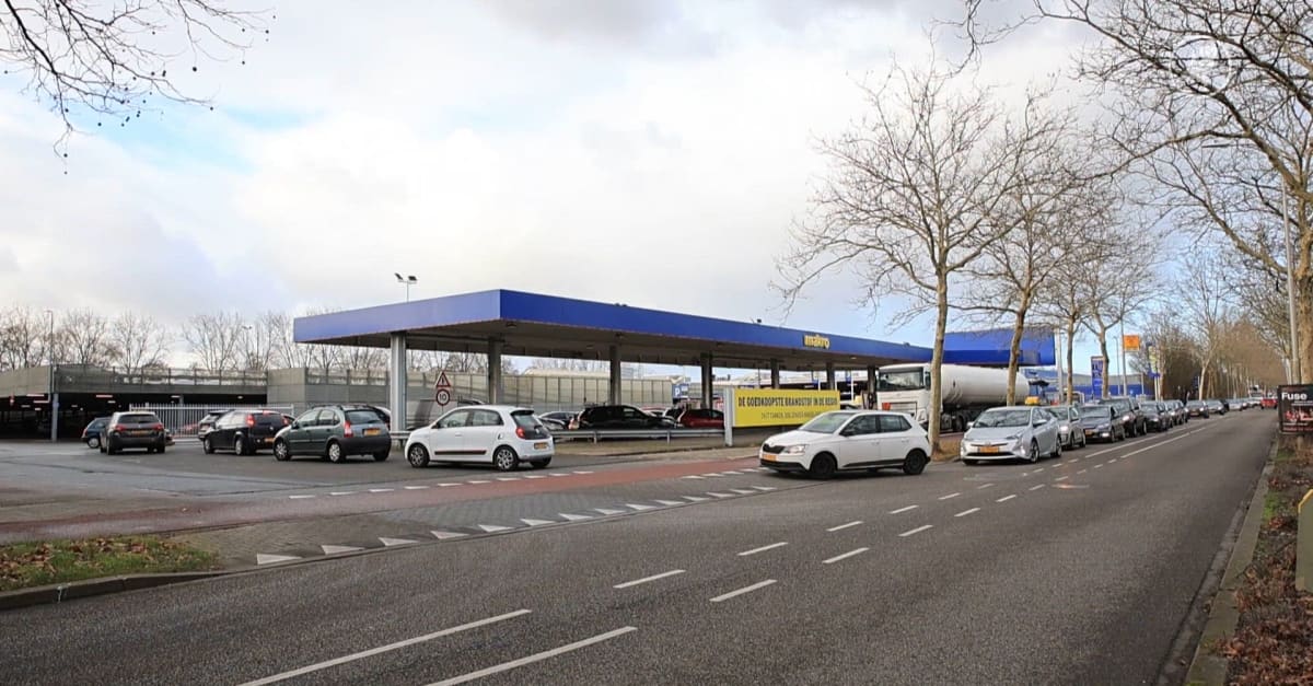 Hart van Nederland - Late Editie: Lange rijen voor het tankstation, nog ...
