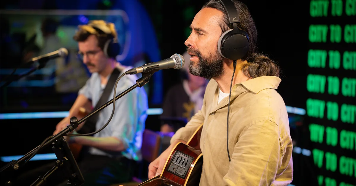 Radio 538: City to City covert Weather With You van Crowded House op ...