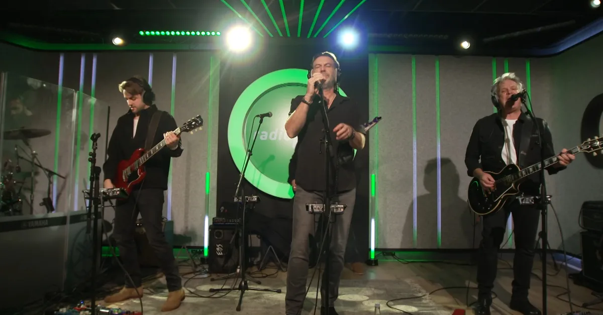 Radio 10: Tributeband Coming On Strong speelt Twilight Zone van Golden ...